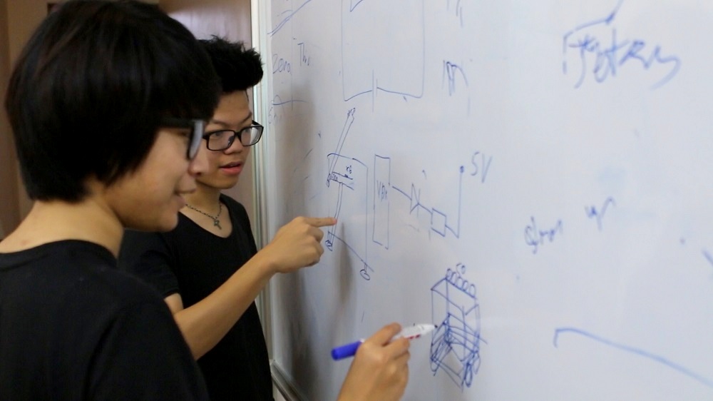 CLB Robotics trường THPT FPT đại diện Việt Nam tham gia cuộc thi quốc ...