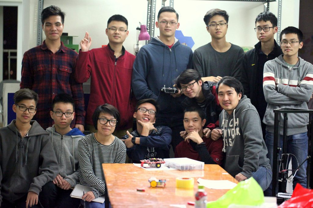 CLB Robotics trường THPT FPT đại diện Việt Nam tham gia cuộc thi quốc ...