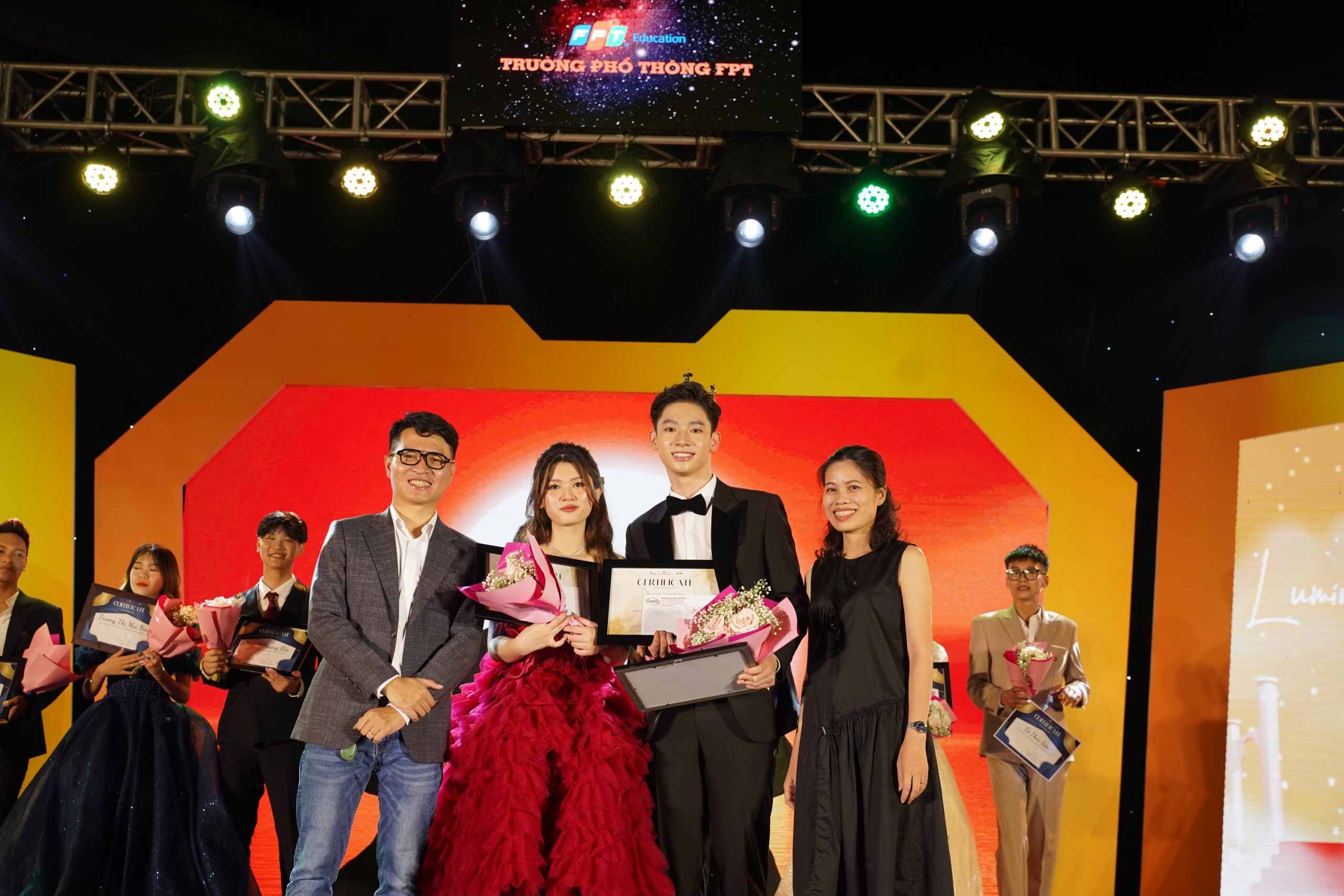 FSchoolers cháy hết mình với dạ tiệc prom Luminous 2022