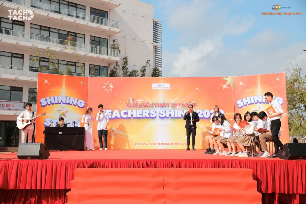 Hàng ngàn học sinh "hú hét" cổ vũ trước các phần thi tài năng của CBGV FSchool trong Teacher ...